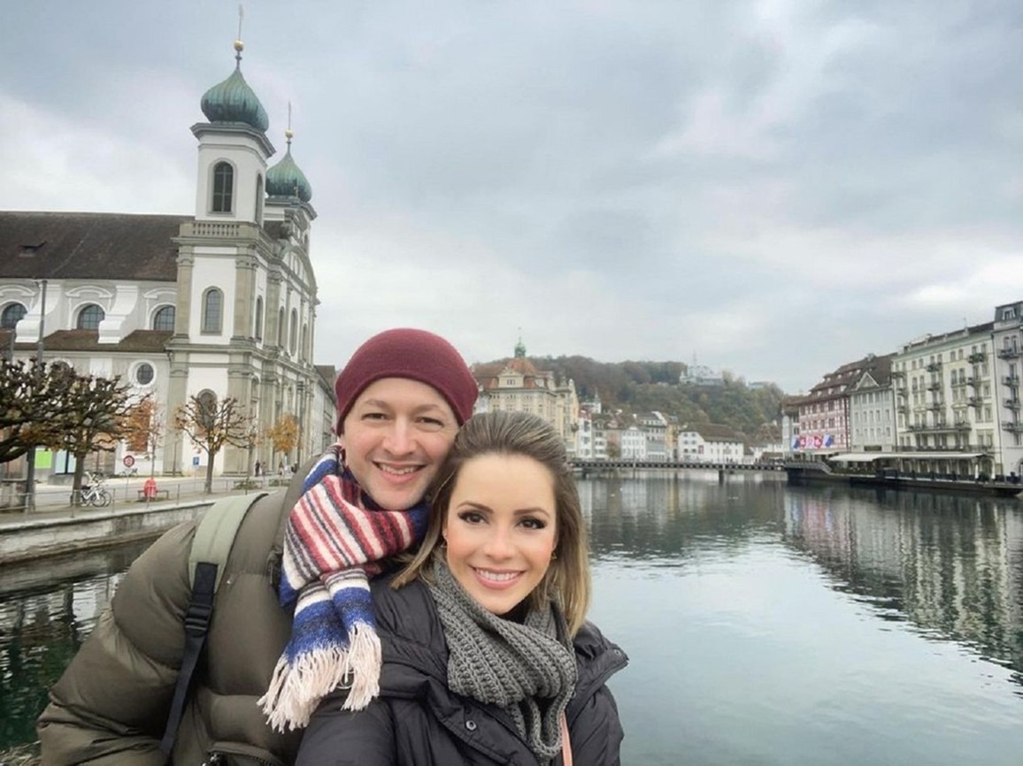 Sandy com novo namorado e Lucas Lima com amigas assistem a mesmo show em SP