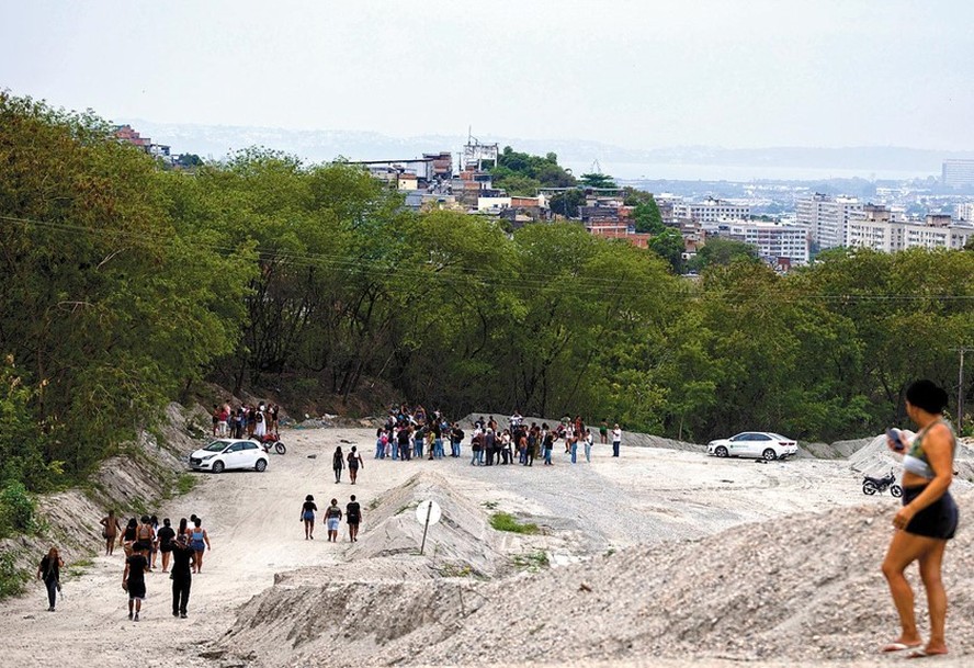 Comunidade do Alemão se expande sobre Serra da Misericórdia, onde ...