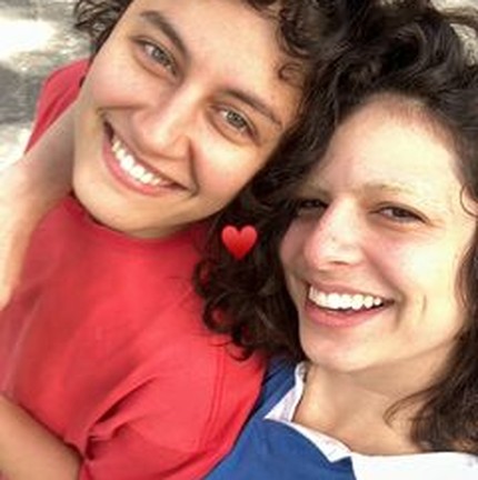 Filha de Débora Bloch comemora um ano de casamento com cantora