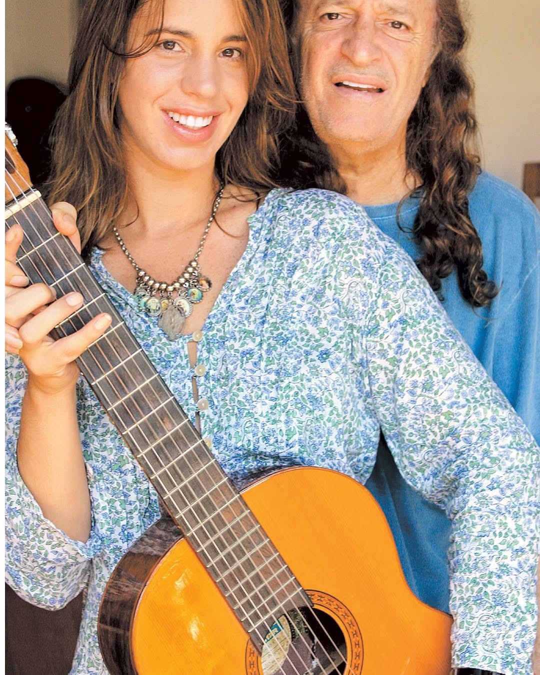 Alceu Valença beija a esposa, Yanê, em bastidor de show no Rio: casal ...