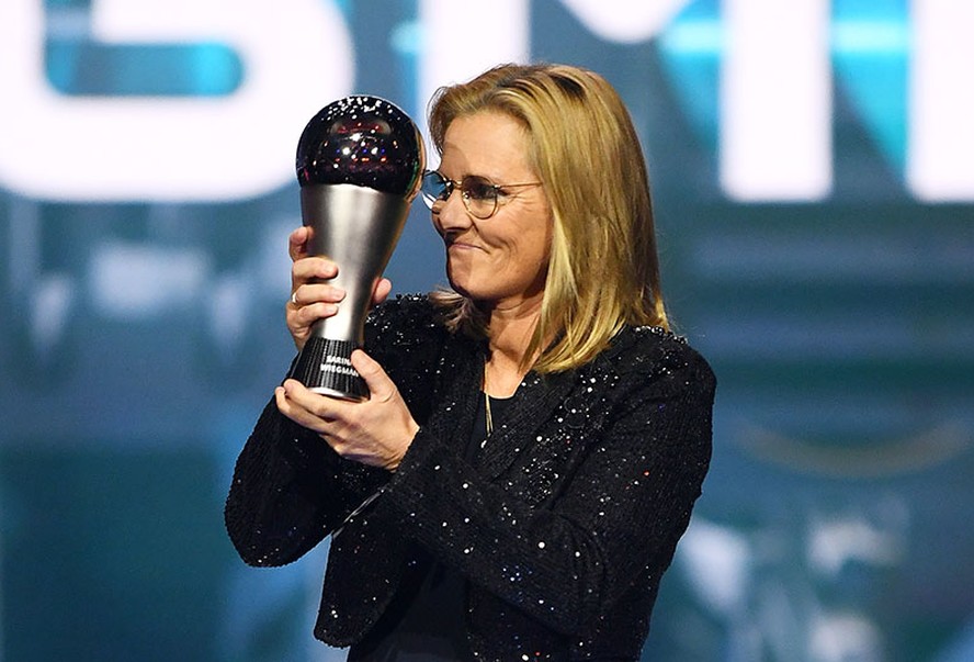 Eleita melhor treinadora do mundo, Sarina Wiegman renova com seleção ...