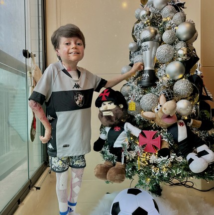 Famoso torcedor do Vasco, Menino Gui veste beca e surge em formatura ...