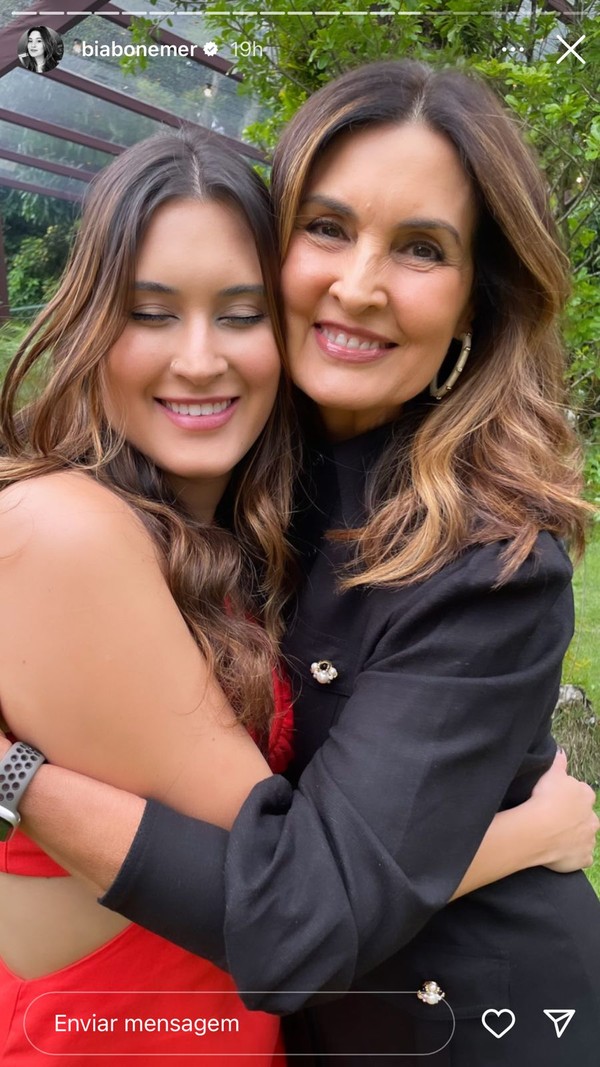 Bia Bonemer comemora aniversário com samba e presença de Giulia Costa e ...