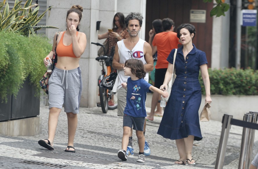 Longe das novelas, Carolina Kasting reaparece ao lado dos filhos e do ...