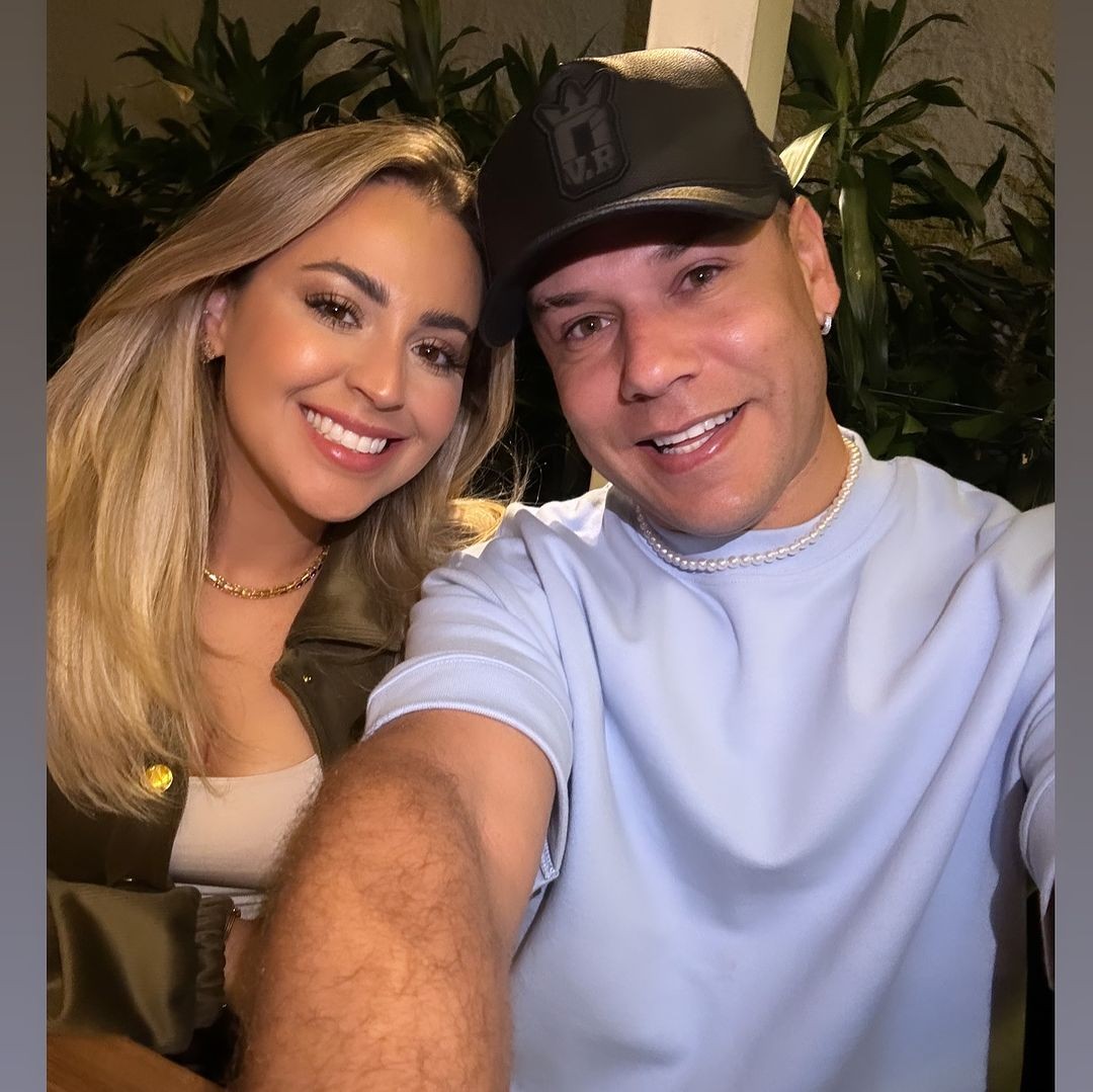 Intérprete da personagem Narcisa, Tiago Barnabé surge ao lado da mulher ...