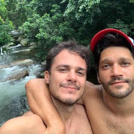 Armando Babaioff se declara no aniversário do namorado: 'Te amo'