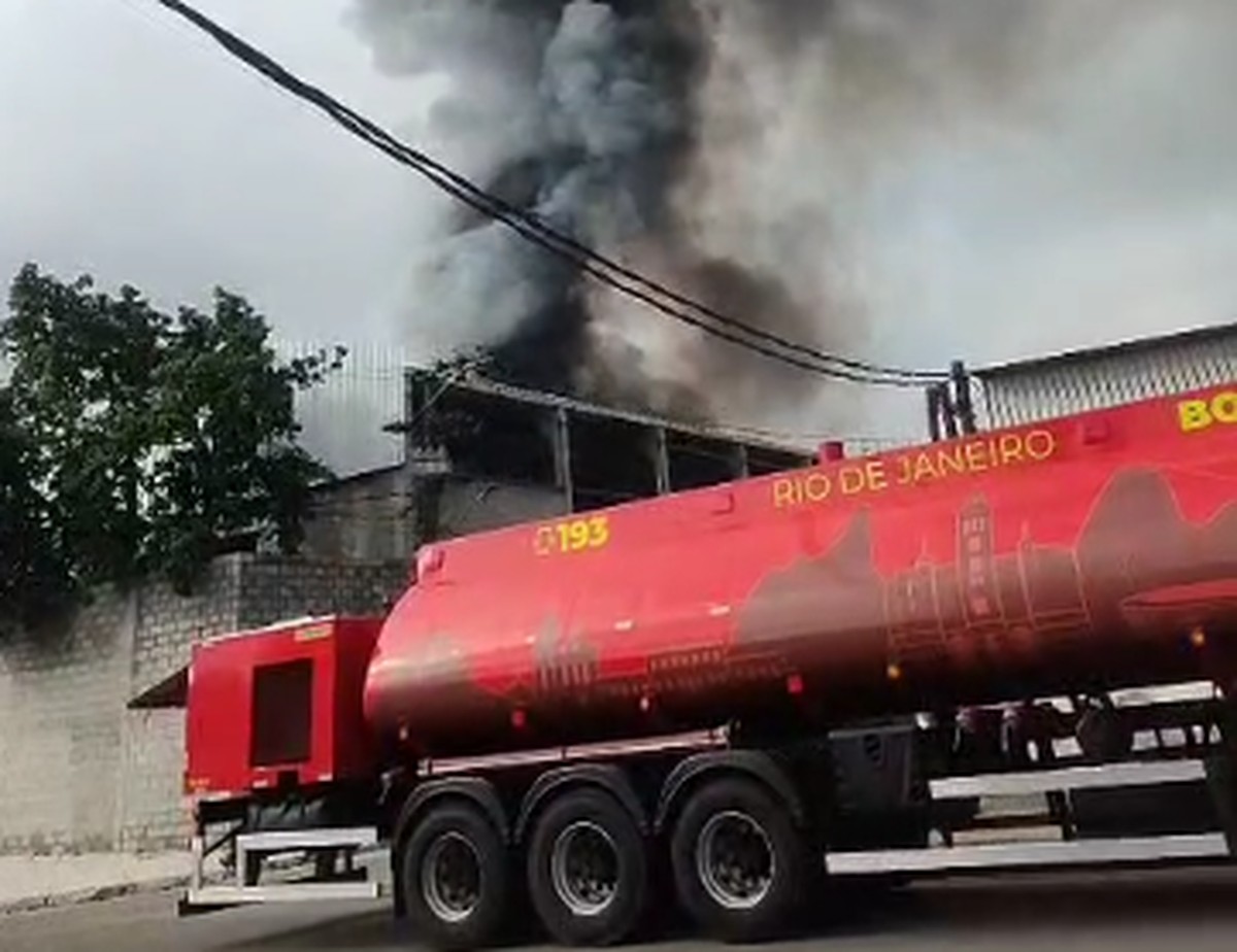 Incêndio de grandes proporções provoca susto em Duque de Caxias
