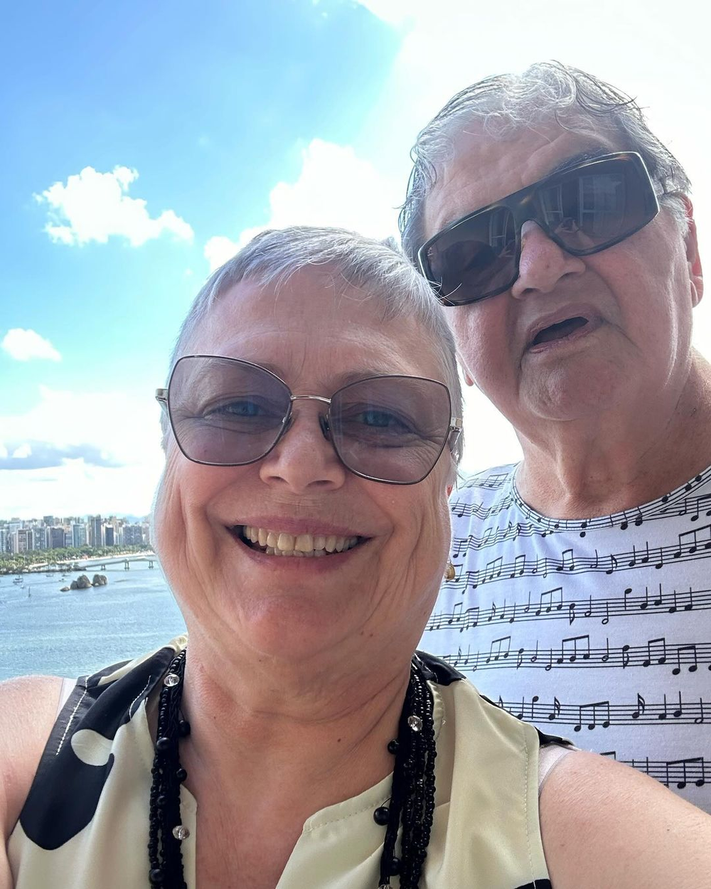 Otávio Augusto aparece em cliques ao lado da mulher, musa da TV nos anos 1980