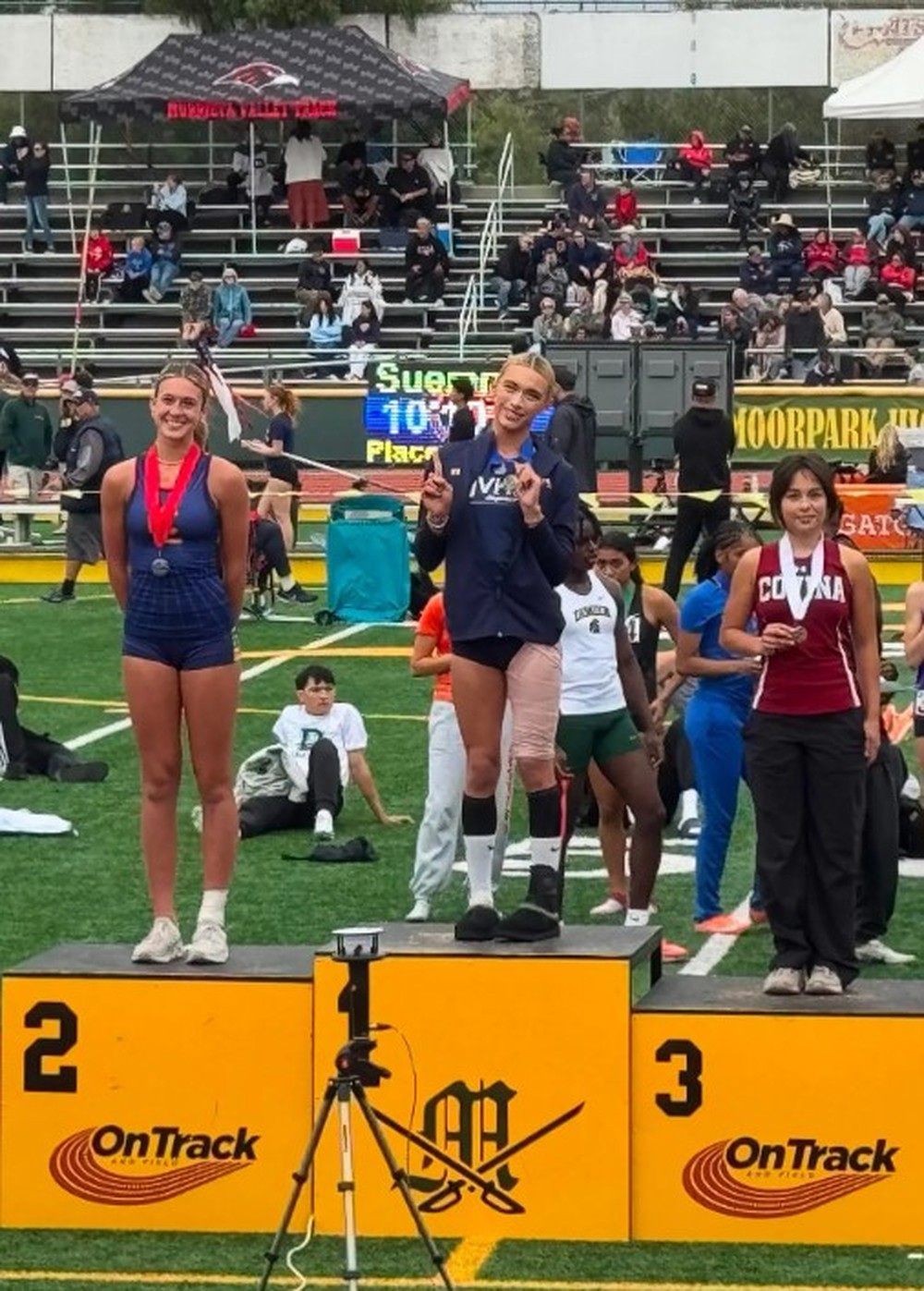 Atleta sobe no primeiro lugar do pódio após ser derrotada por rival trans