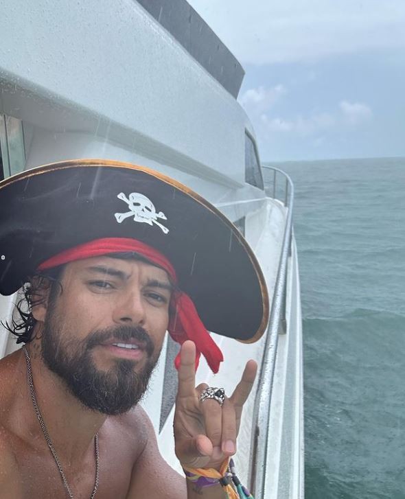 Namorado de Sandy muda visual e ri ao ser comparado com Zacarias ...