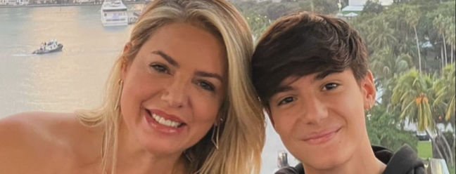 Mari Alexandre celebra 50 anos com o namorado e o filho que teve com ...