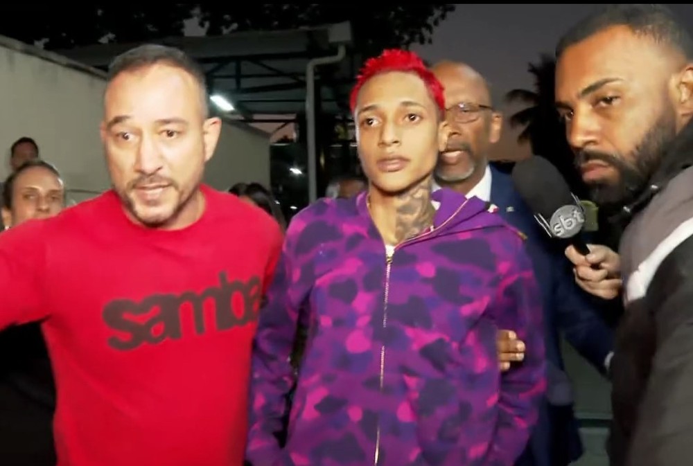 Mulher de Oruam e Poze do Rodo participam de ato na porta do Complexo ...