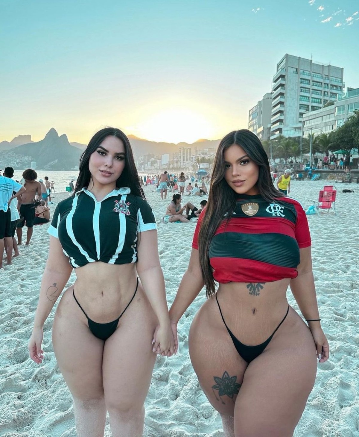 Modelos plus size 'bombam' na web com fotos juntas em praia do Rio