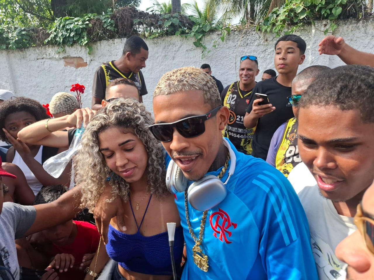 MC Poze do Rodo é libertado e deixa presídio em Bangu recebido por ...
