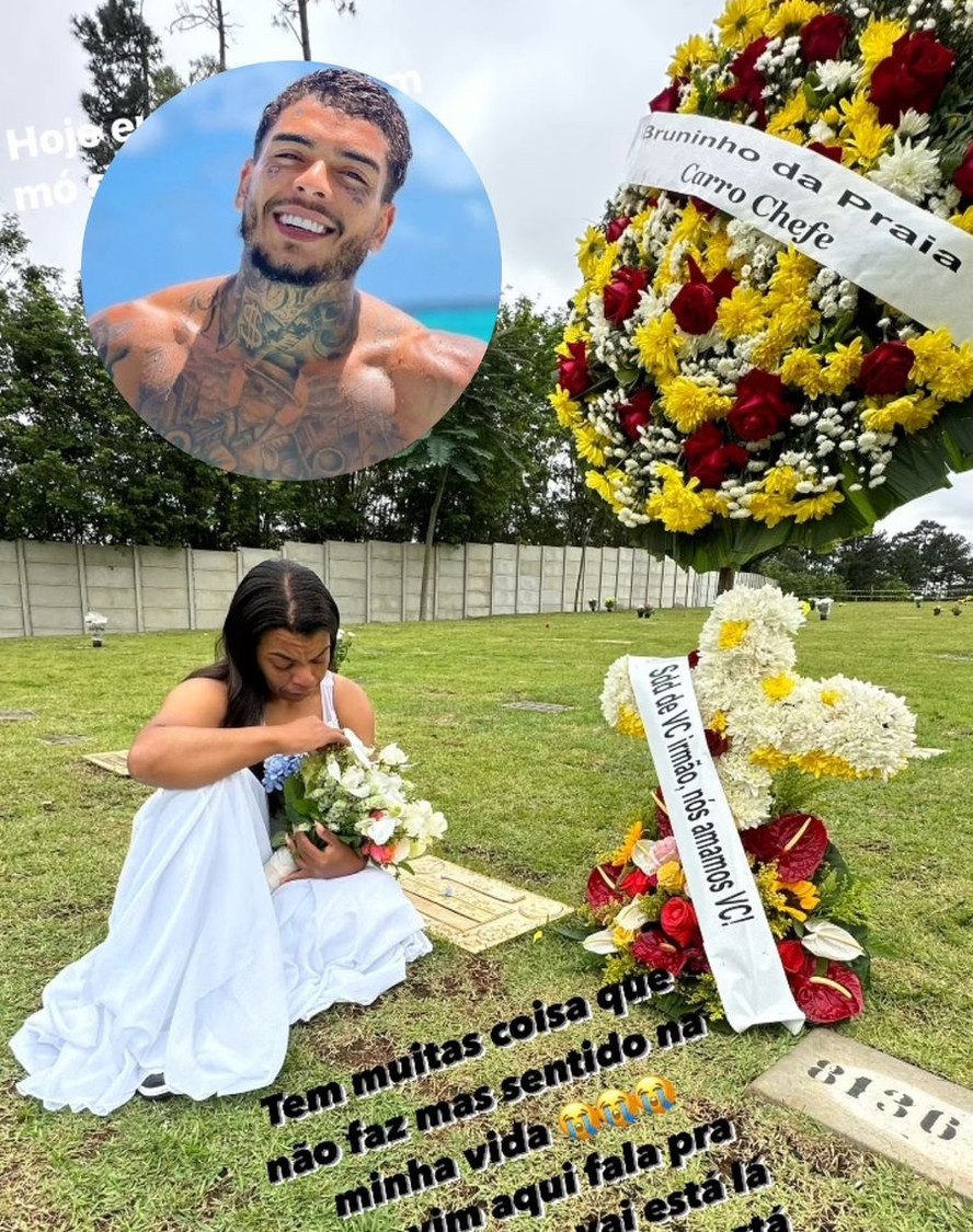 Mãe de MC Kevin vai ao túmulo do filho levar flores e emociona web