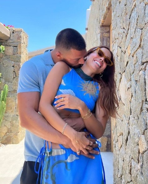 Após publicar fotos com novo namorado, Anitta se declara: 'Meu amor'