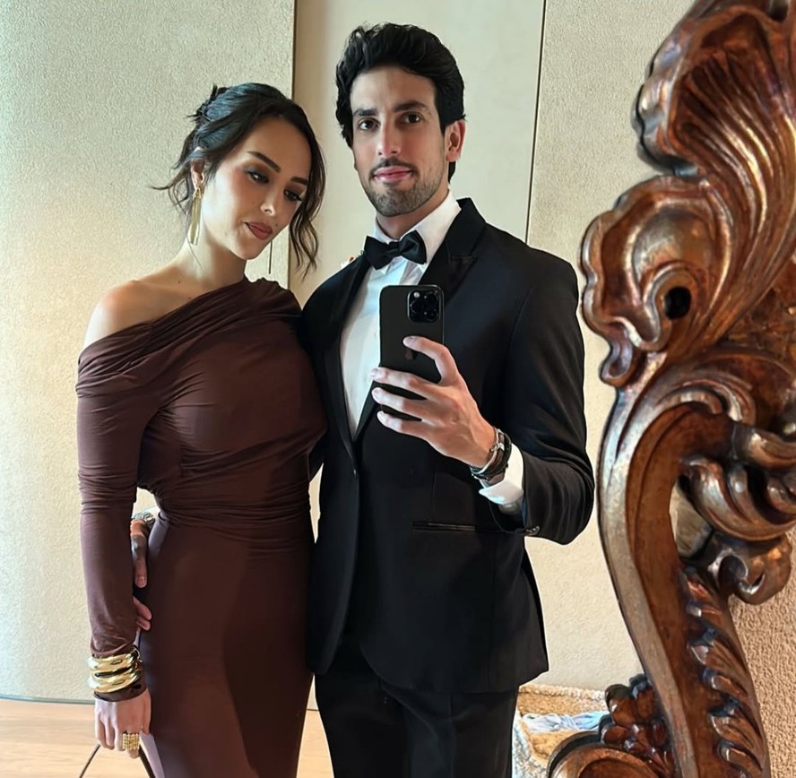 Filha de Faustão posa com o noivo, filho do presidente do São Paulo Futebol Clube, em casamento ...