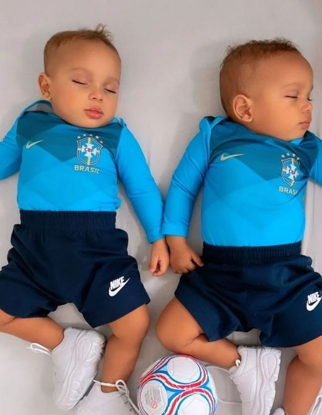 Rodrygo Goes posa pela primeira vez em família com filhos gêmeos antes ...