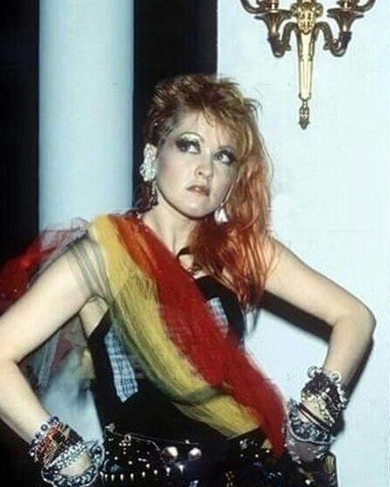 Nos 70 anos de Cyndi Lauper, relembre diferentes visuais e hits da artista