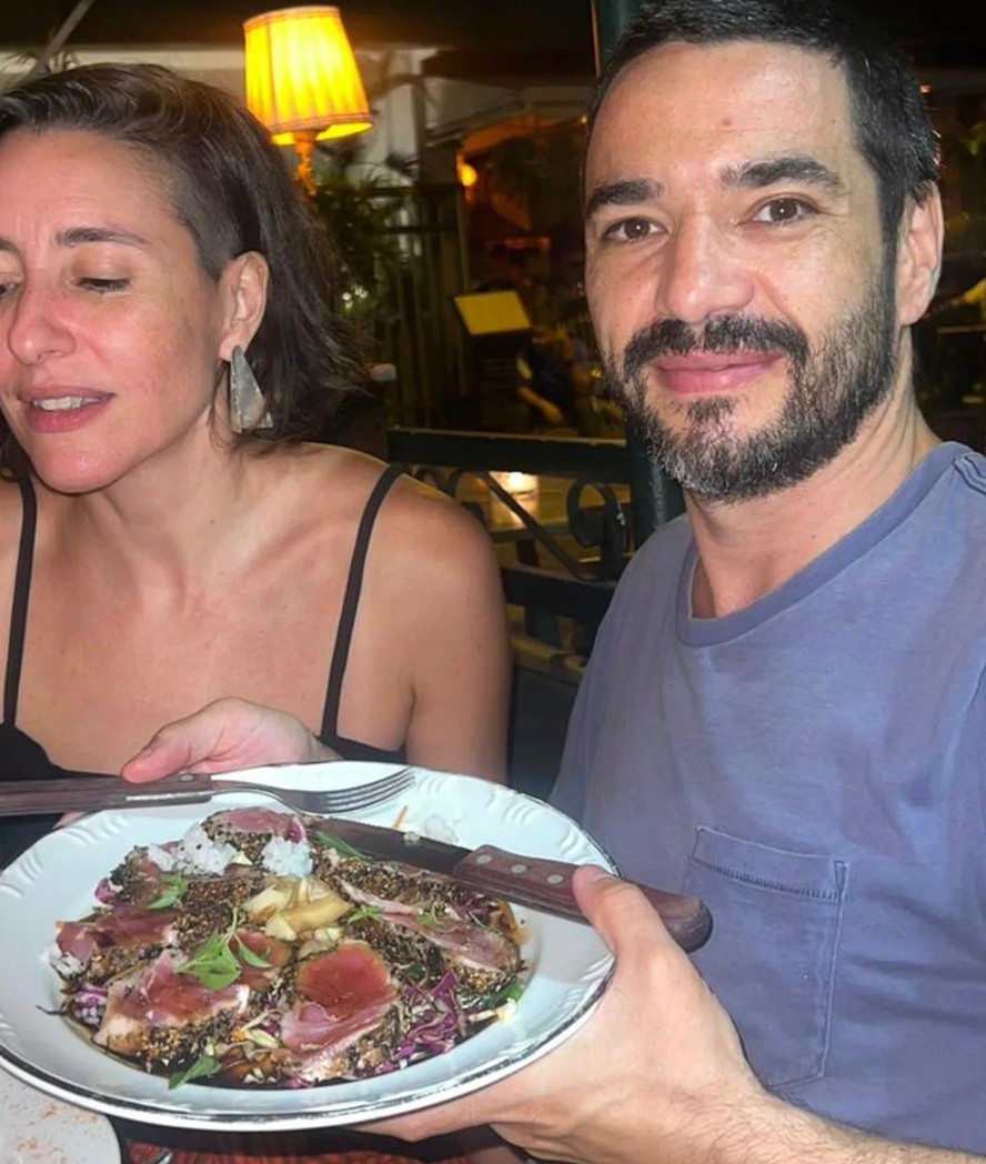 Caio Blat posta foto com nova namorada, irmã de atrizes