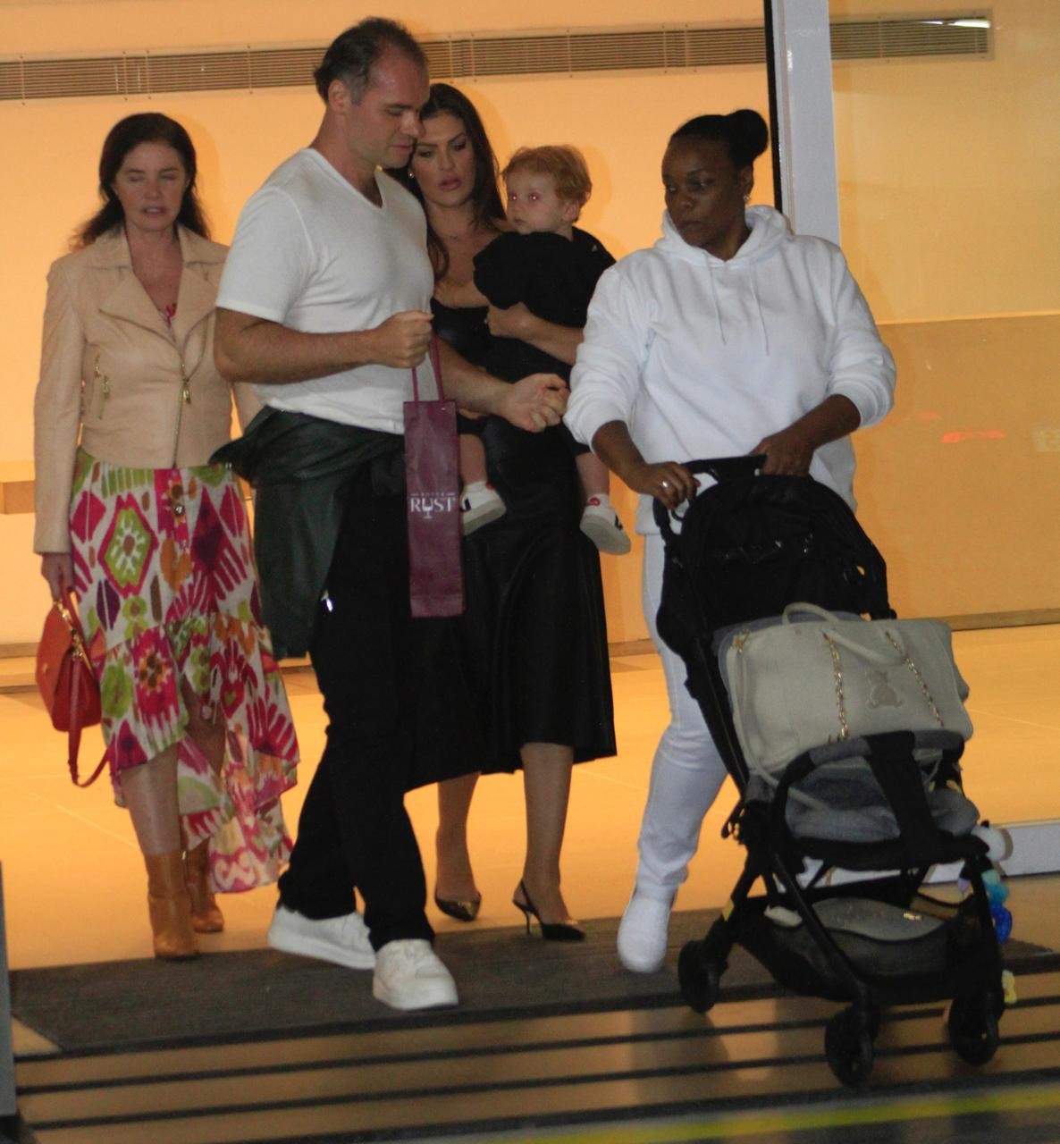 Após se reaproximar do filho, Luma de Oliveira é flagrada em passeio ...