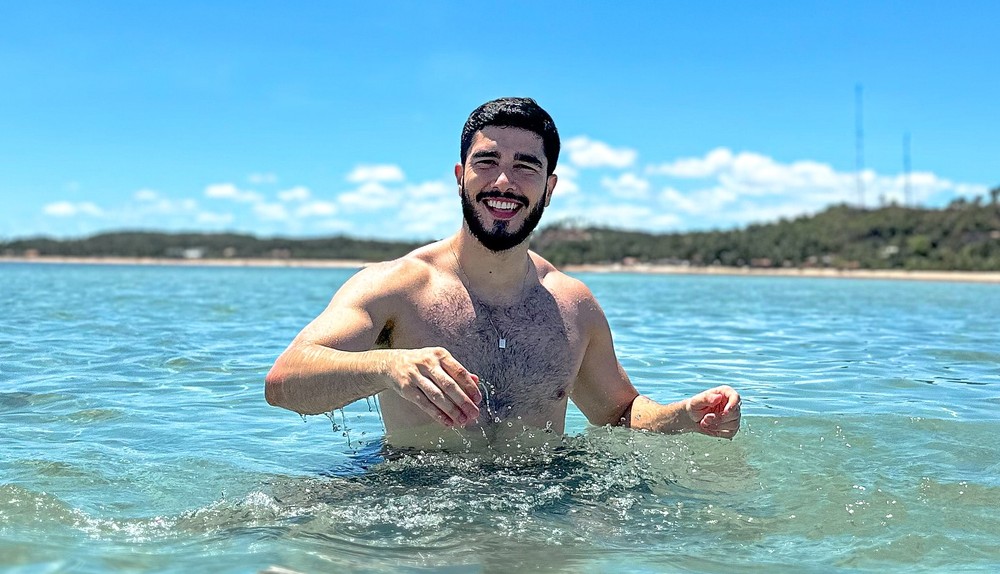 Ex-affair de BBB, treta com atriz, louco por futebol: quem é o novo galã de 'Mania de você'