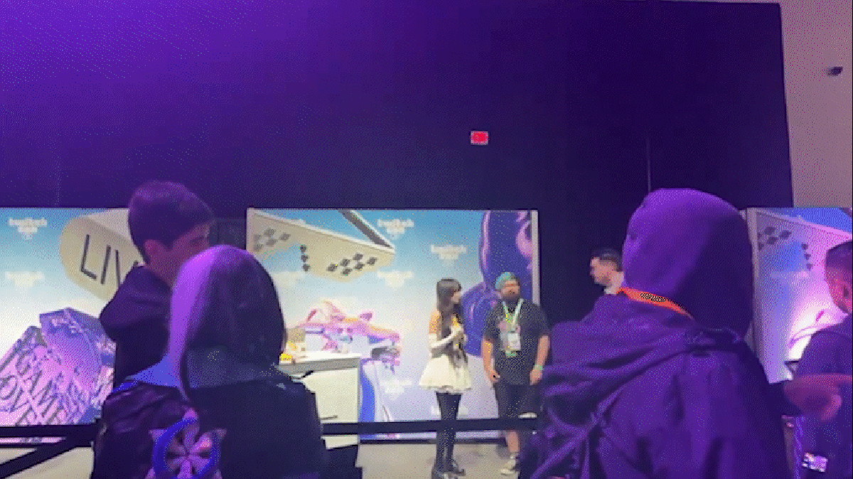 Homem fura barreira, agarra famosa streamer durante evento e tenta beijá-la