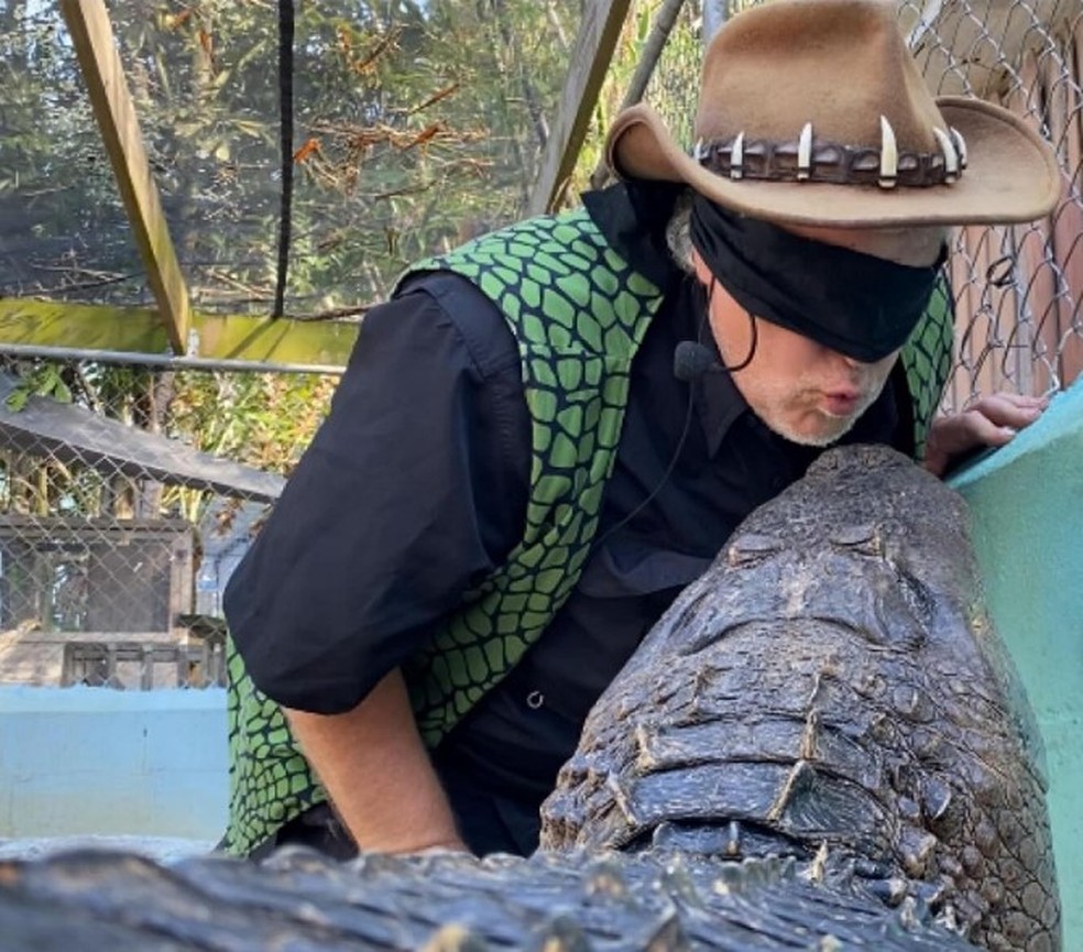 Notícias | Homem ganha fama ao alimentar jacarés colocando salsichas na ...