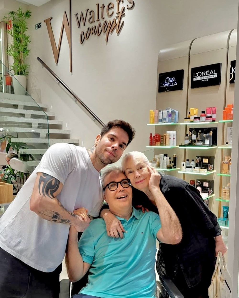 Longe da TV, Flávio Silvino reaparece em foto com a família aos 54 anos ...