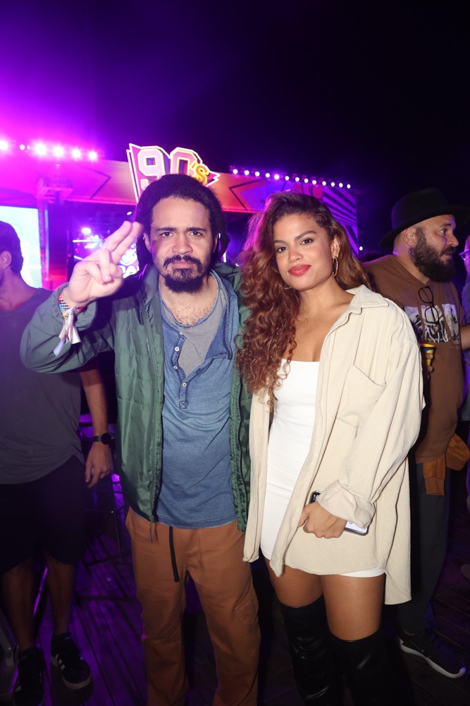 Filha de Brown, Clara Buarque aproveita praia no Rio com amiga modelo ...