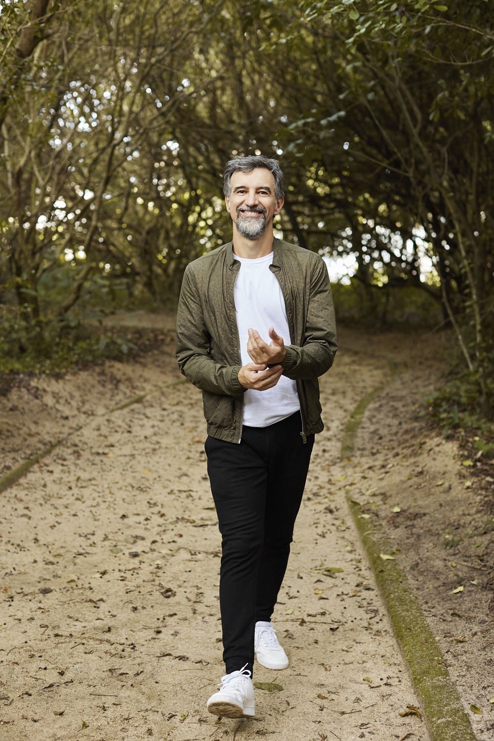 Charles Fricks minimiza alvoroço dos fãs de 'Terra e paixão' por sua ...