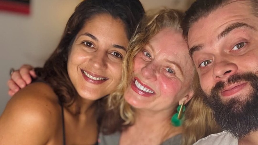 Vera Fischer posa ao lado do filho com Felipe Camargo e da nora atriz