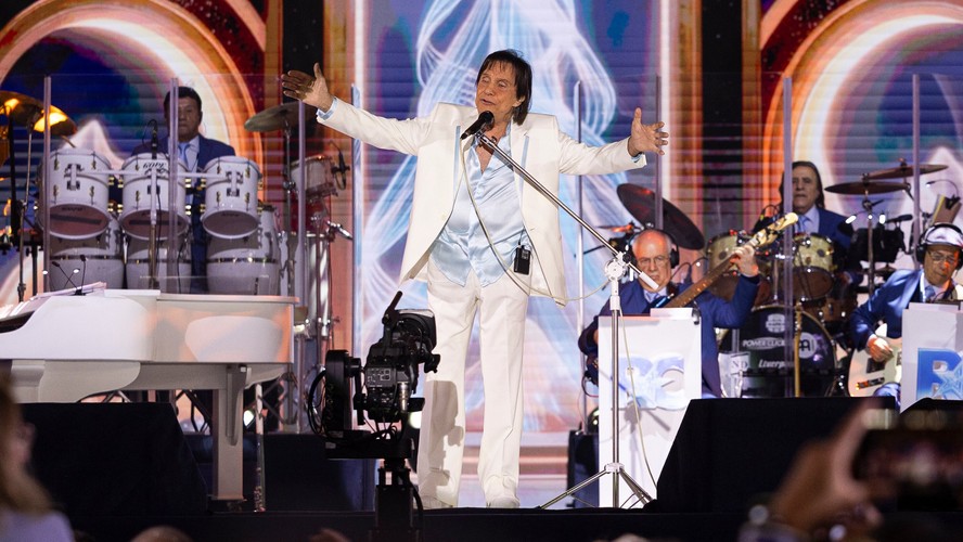 Especial Roberto Carlos tem união de cantores antes de show e perrengue ...
