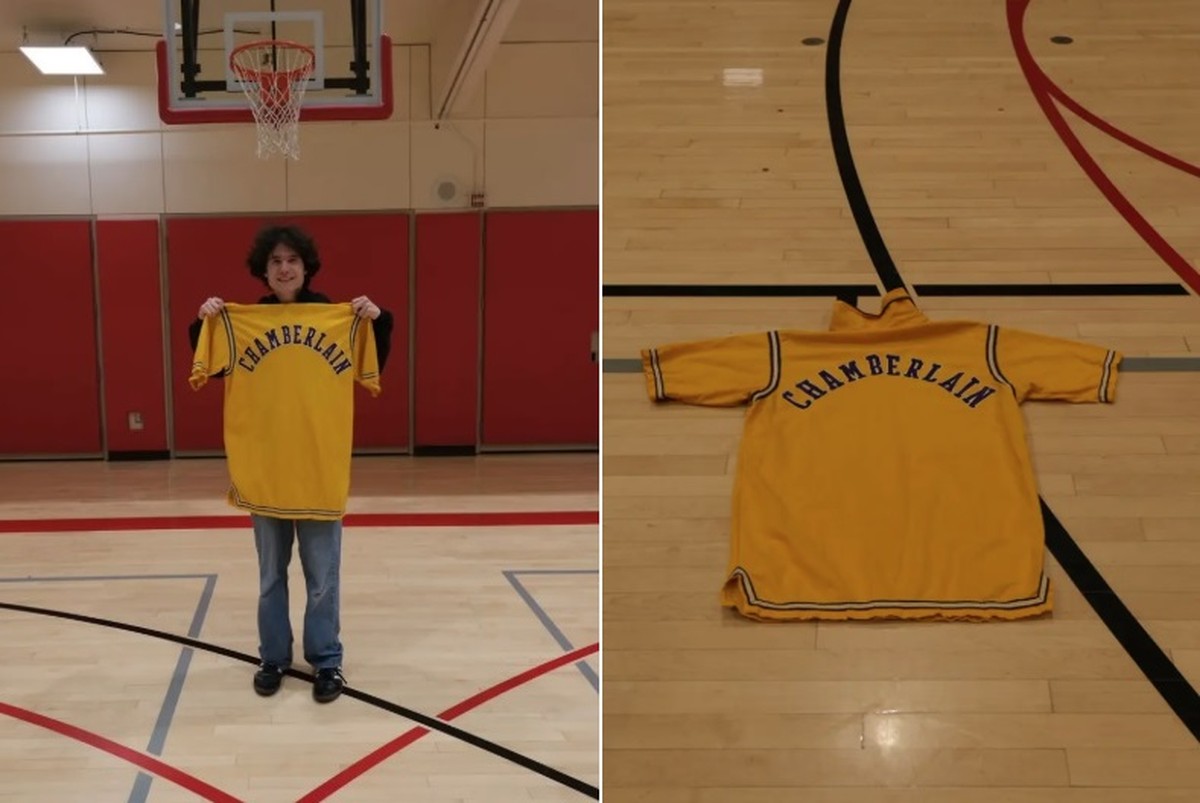 Jovem paga R$ 16 por camisa de basquete em brechó e descobre que ela ...