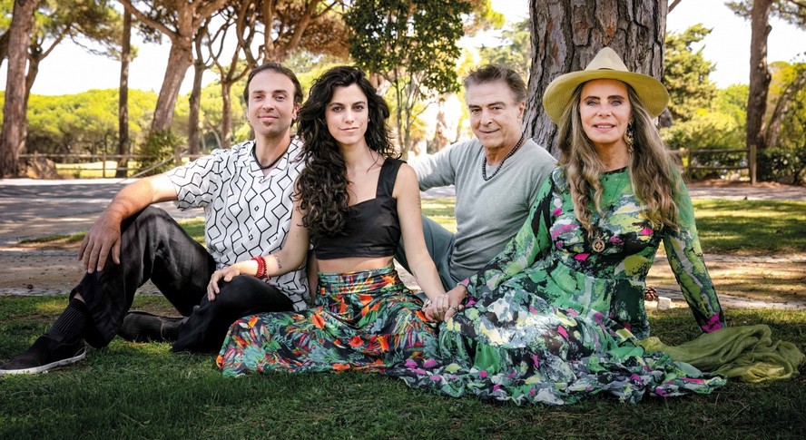 Bruna Lombardi posa com o marido galã, o único filho e a nora em visita ...