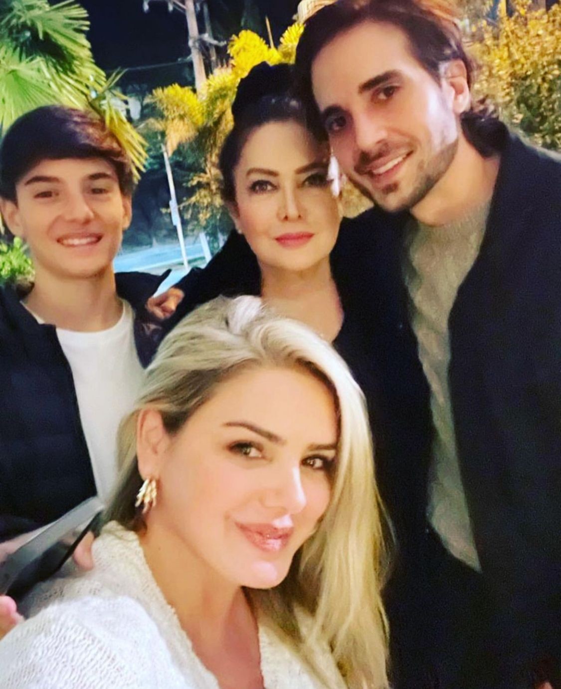 Mari Alexandre celebra 50 anos com o namorado e o filho que teve com Fábio Jr