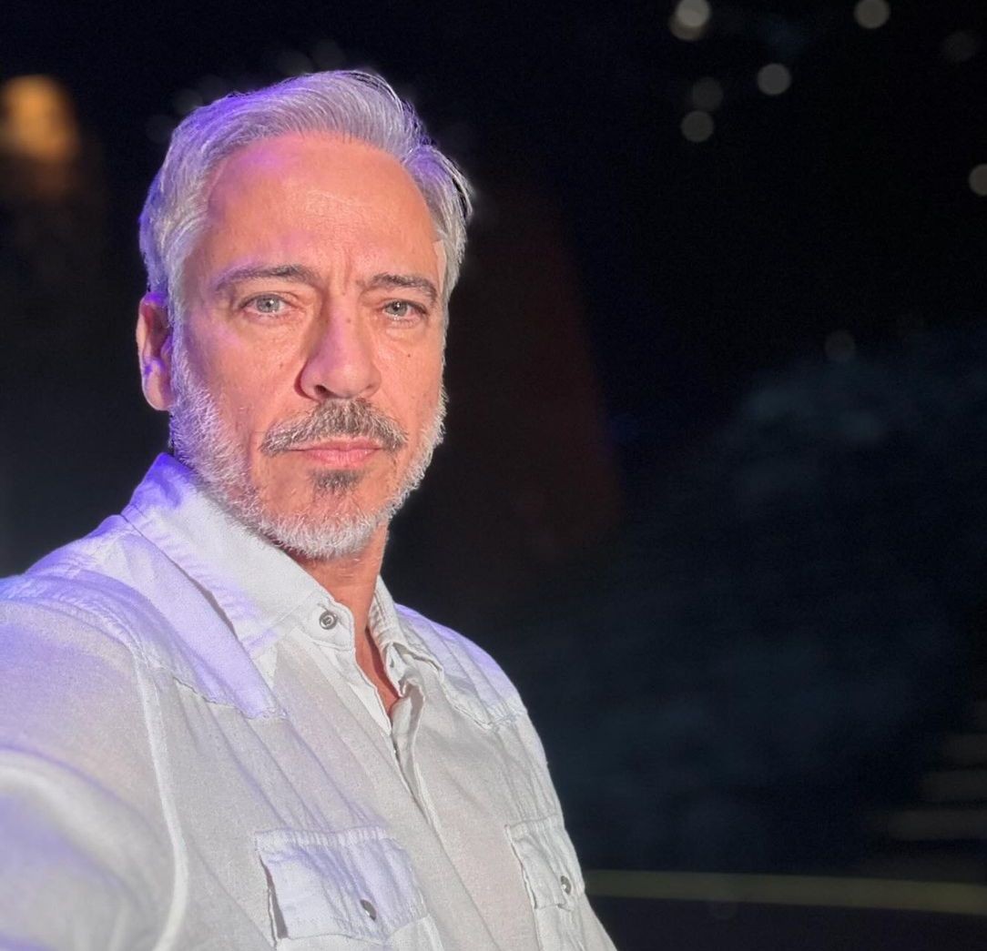 Aos 60 anos, ator de novelas revela namoro com modelo de 19: 'Meu amor'