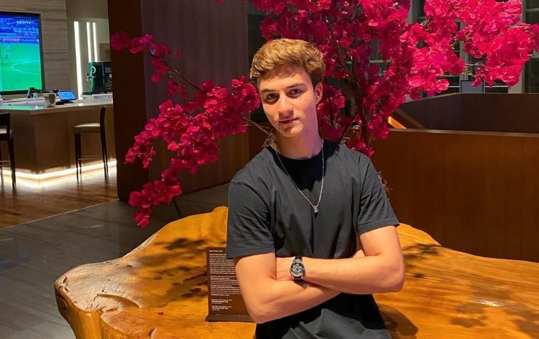 Filho de Grazi Massafera em novela, Vitor Figueiredo surpreende web ao mostrar músculos