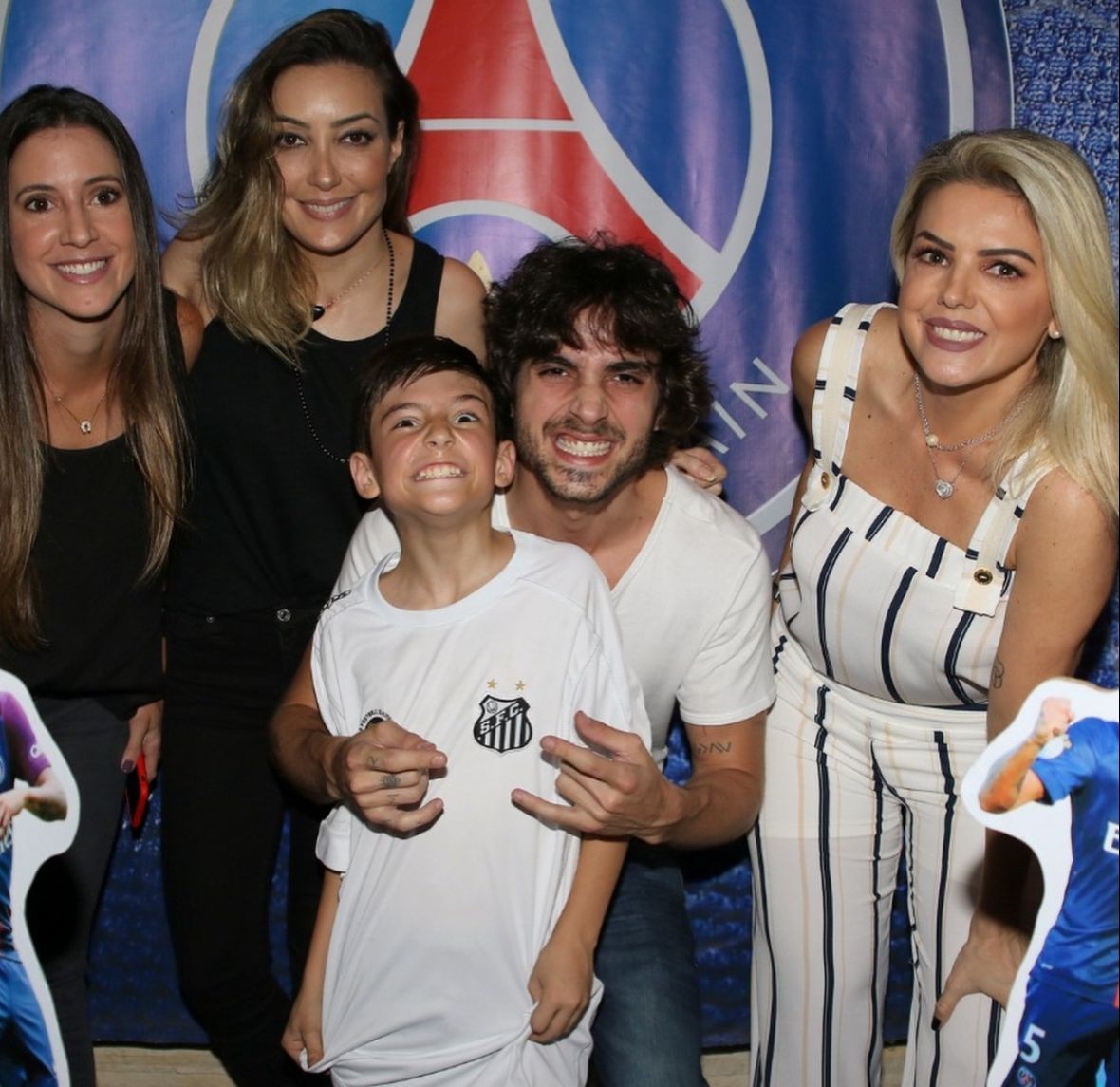 Mari Alexandre celebra 50 anos com o namorado e o filho que teve com ...