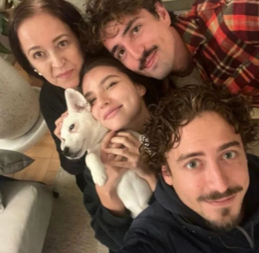 Jesuita Barbosa reúne mãe, namorado e Alanis Guilen, a Juma de ...