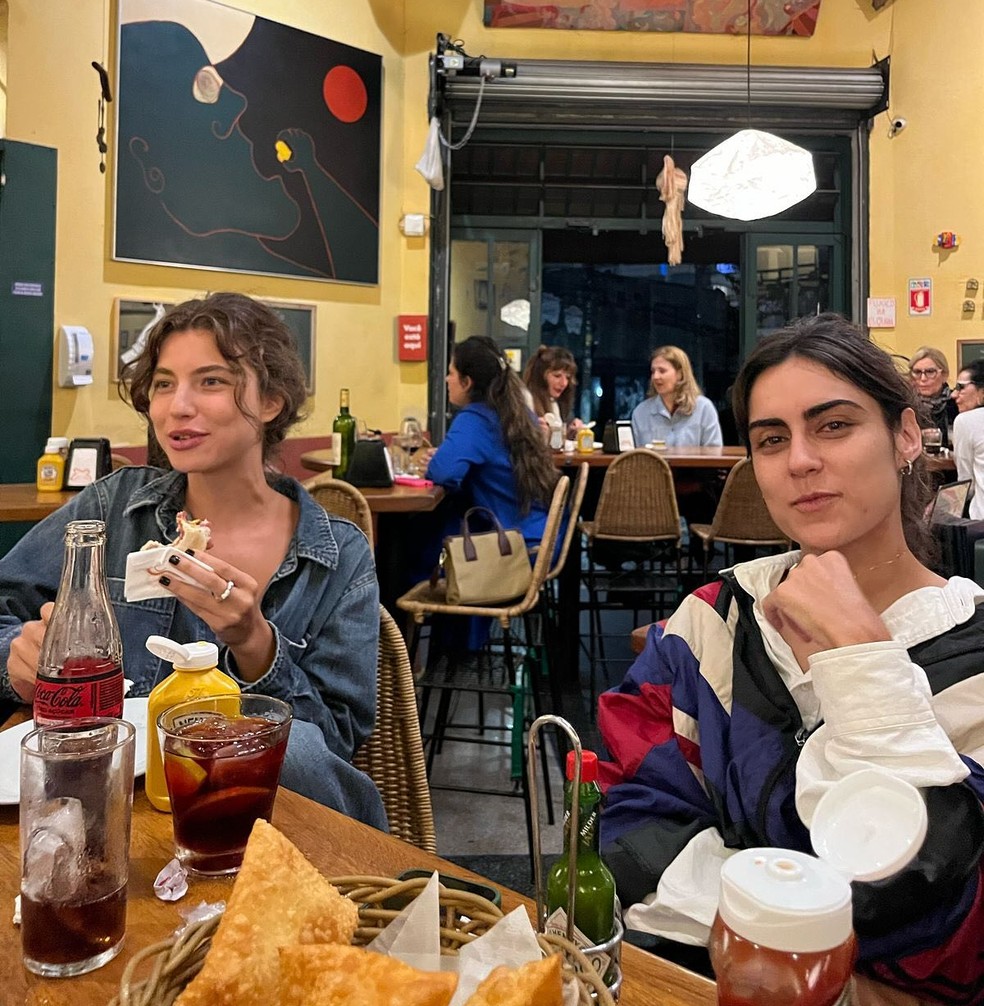 Alanis Guillen curte praia com namorada produtora no Rio