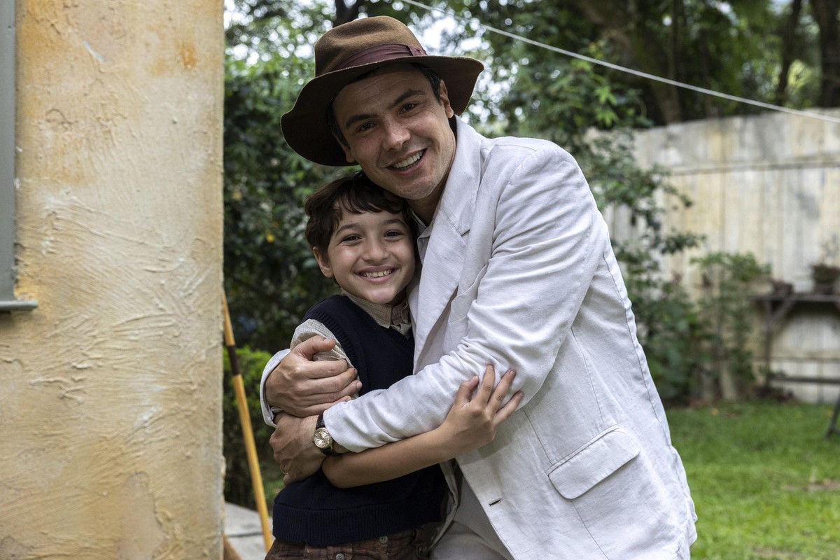 Em ‘Êta mundo melhor!’, Candinho acorda do coma e revela a Samir que é seu pai