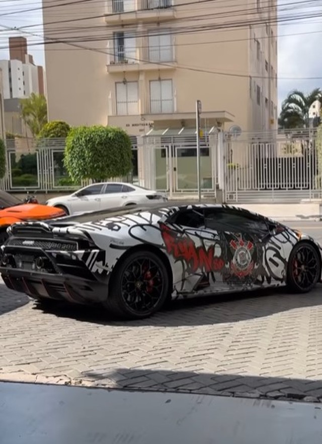 MC Ryan surpreende ao envelopar Lamborghini em homenagem ao Corinthians ...
