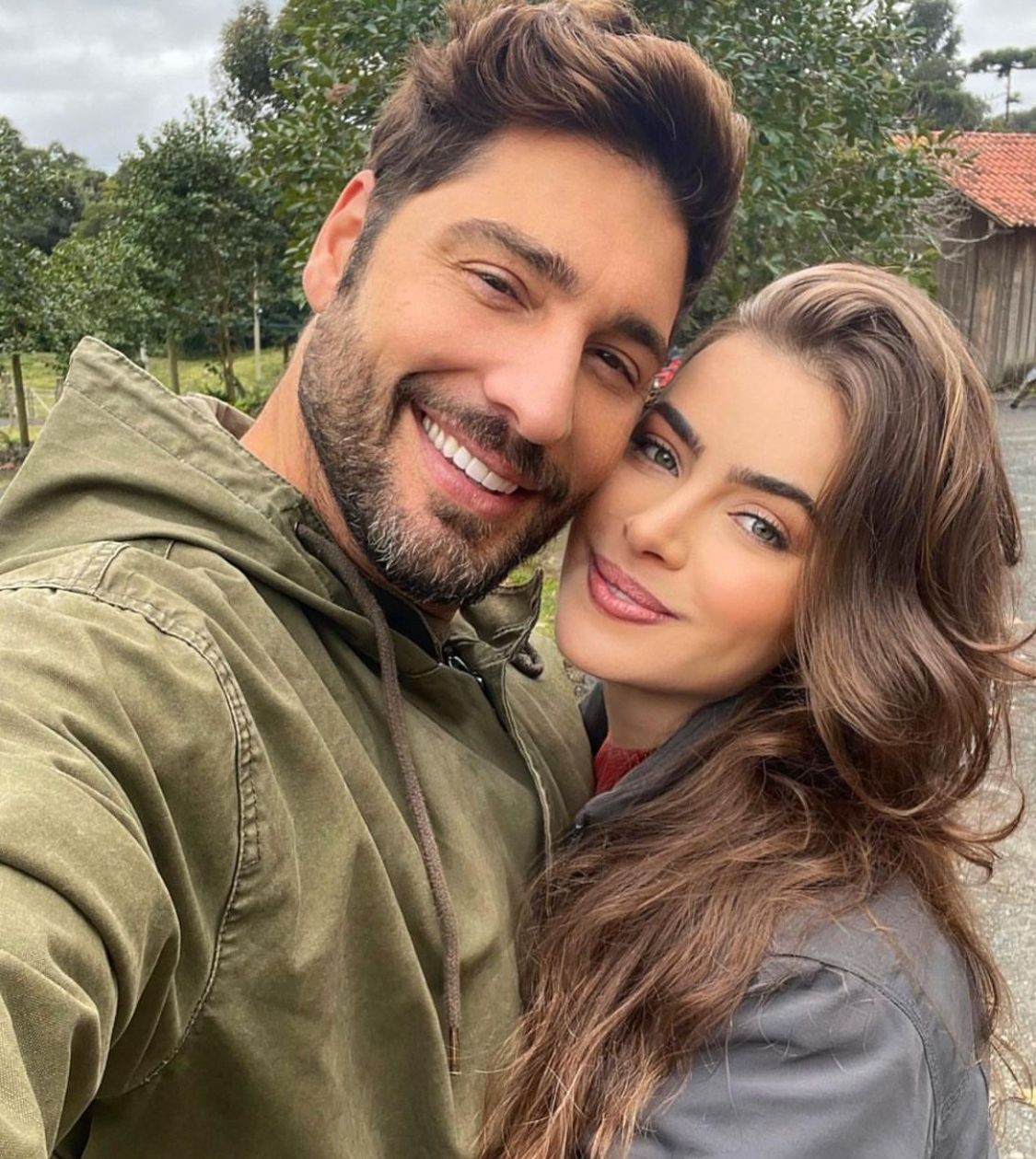 Victor Pecoraro e Rayanne Morais ficam noivos após polêmica envolvendo ex do ator: 'Por toda vida'