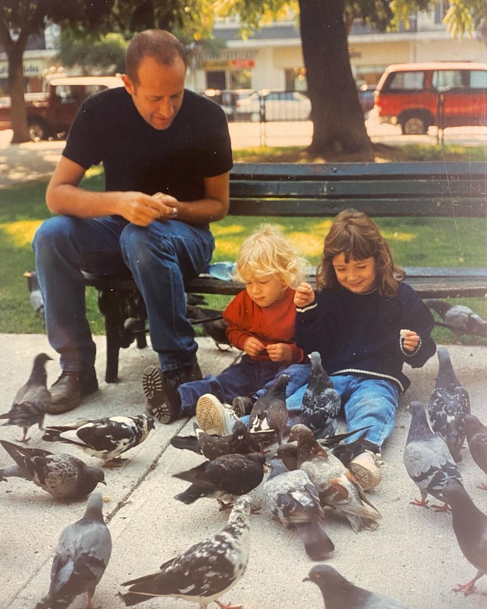 Filha de Claudia Abreu está namorando filho de Marcelo Fromer dos Titãs