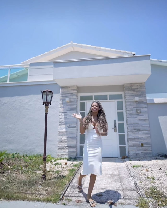 Após comprar mansão, Viviane Noronha presenteia mãe com um carro zero ...