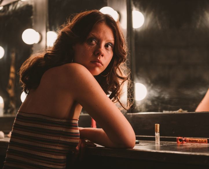 Fotógrafa resgata foto de Mia Goth, nova musa de Hollywood, ainda ...
