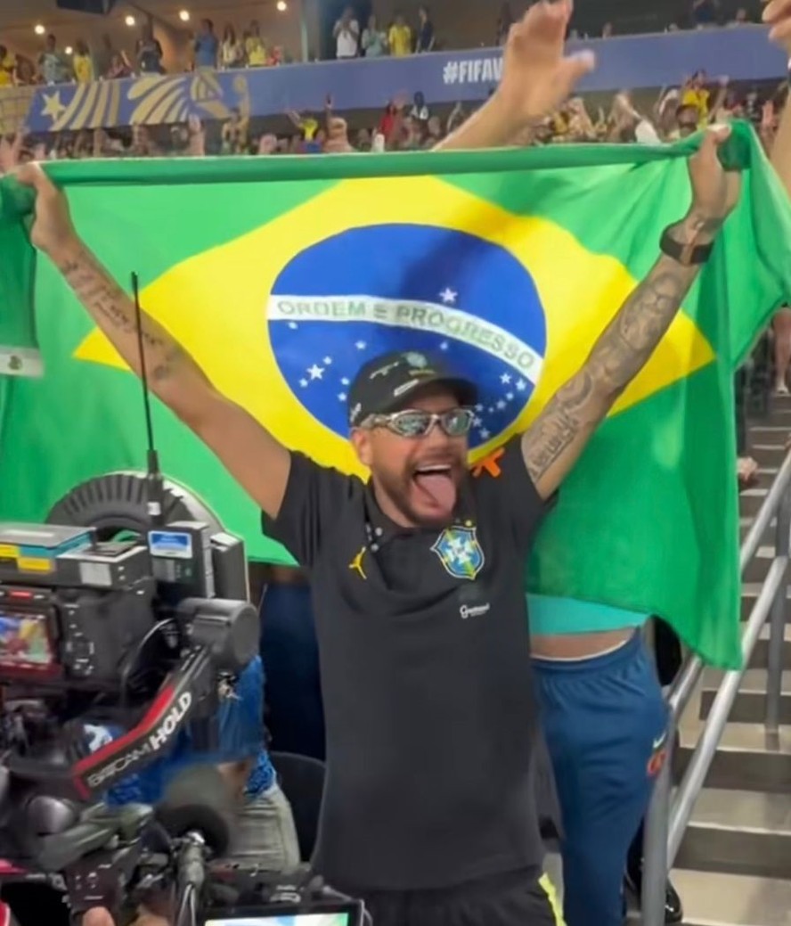 Sósia de Neymar está na Copa com segurança, dois filmmakers e mantém ...