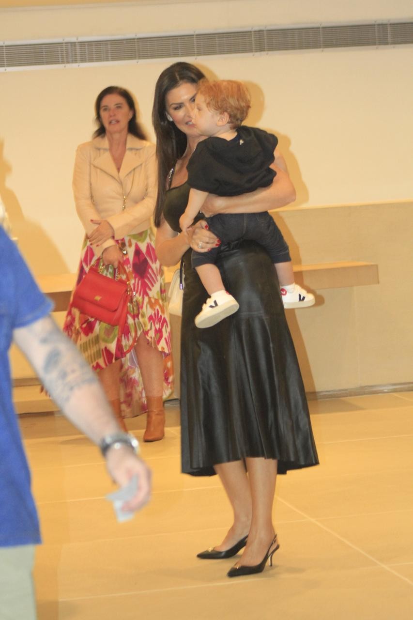 Após se reaproximar do filho, Luma de Oliveira é flagrada em passeio ...