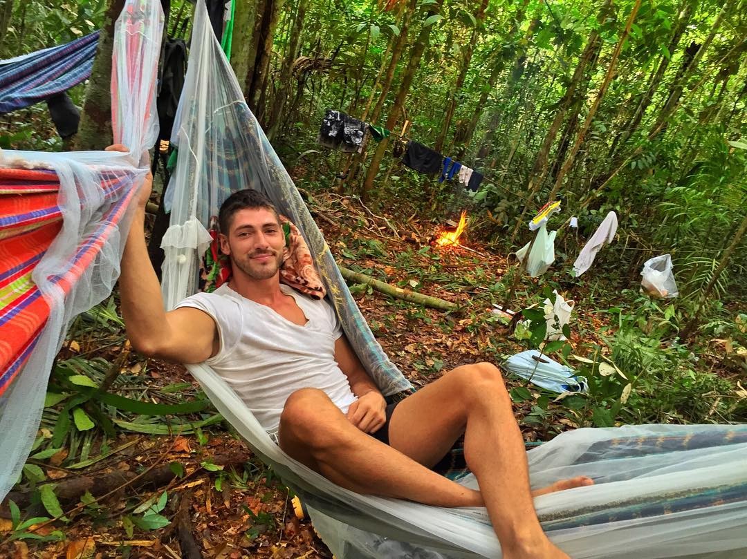 Saiba quem é o ator bonitão que aparece na cama com Odete Roitman na chamada de 'Vale tudo'